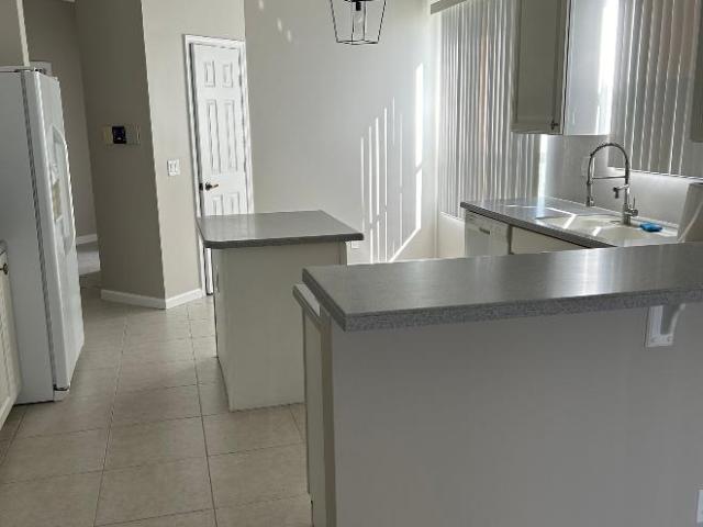4 Br, 3 bath, Single Family 637 Tangelo Cir SW