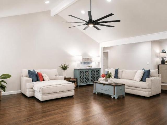 4 Br, 3 bath, Single Family 7803 S Urbana Ave