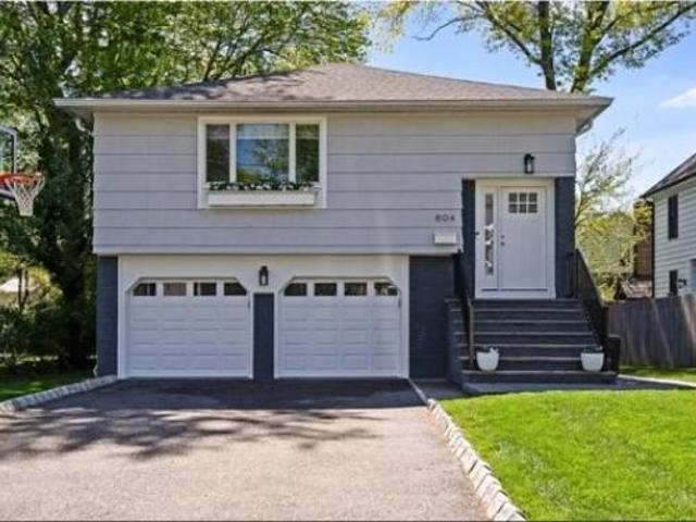 4 Br, 3 bath, Single Family 804 Coolidge St