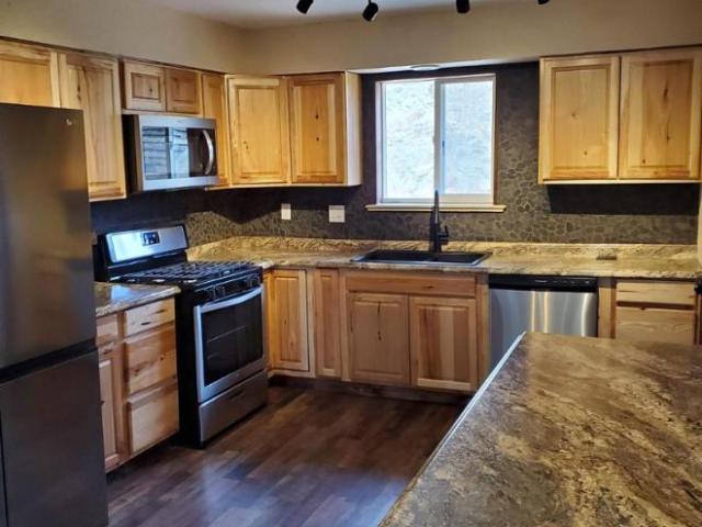 4 Br, 3 bath, Single Family 818 Ponderosa Lane