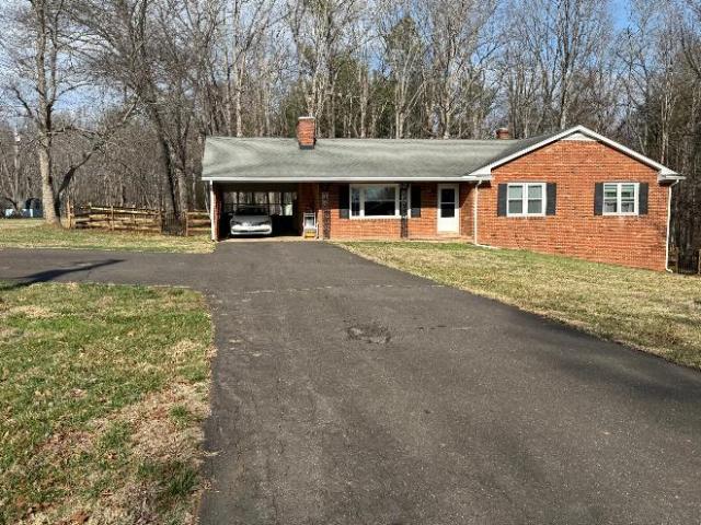 4 Br, 3 bath, Single Family 9405 Mountain Run Lake Rd