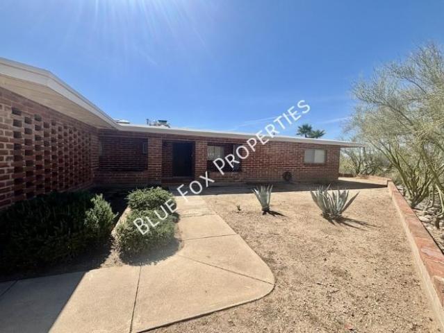 4 Br, 3 bath, Single Family 900 E V?a Lucitas