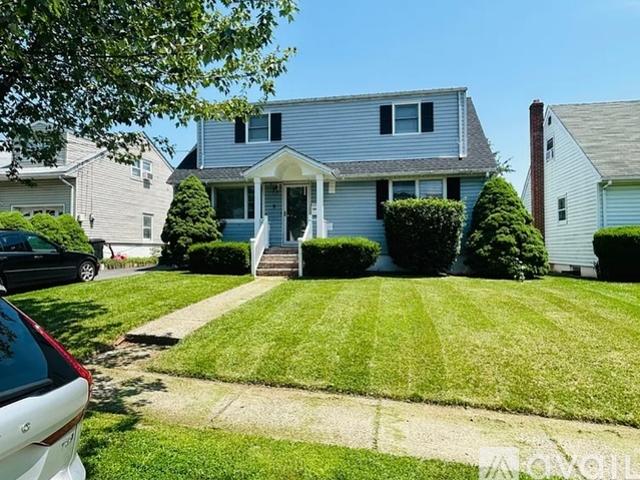 4 BR, 3 BA Apartment Meadow Lane, Clifton, NJ 07012