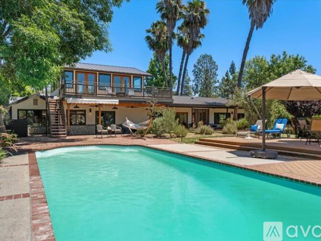 4 BR, 3 BA Apartment Collins St, Los Angeles, CA 91367