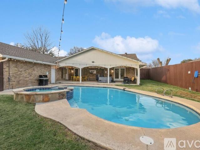 4 BR, 3 BA Apartment 1044 Briarwood Ln, DeSoto, TX 75115