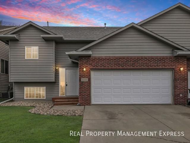 4 BR, 3 BA Apartment 1111 S Dundee Dr, Sioux Falls, SD 57106