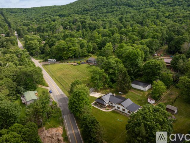 4 BR, 3 BA Apartment 112 Canter Road, Todd, NC 28684