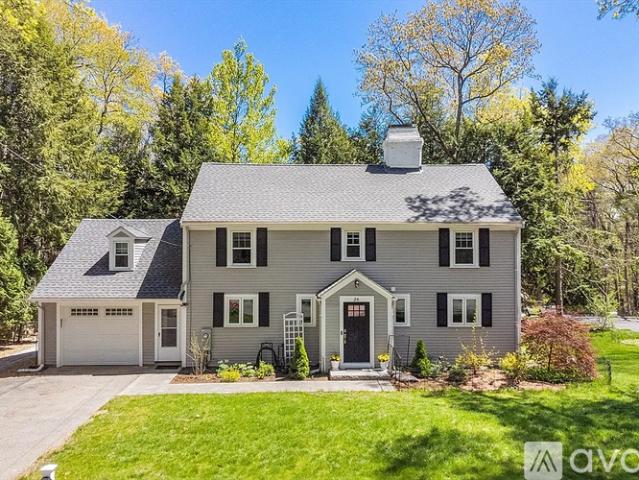 4 BR, 3 BA Apartment 26 Woodridge Road, Wellesley, MA 02482