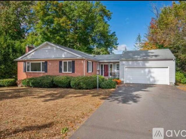 4 BR, 3 BA Apartment 2040 Albany Avenue, West Hartford, CT 06117