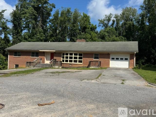 4 BR, 3 BA Apartment 205 Reynolds Ave, Unit A, Blacksburg, VA 24060