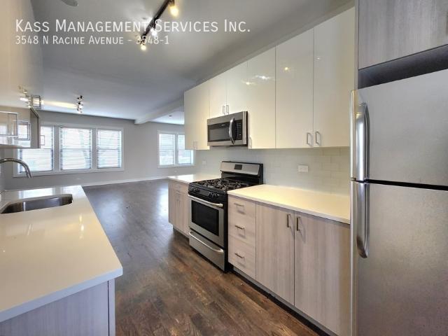 4 BR, 3 BA Apartment 3548 N Racine Avenue, Chicago, IL 60613