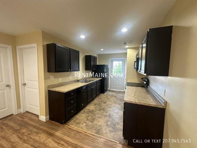 4 BR, 3 BA Apartment 37 Basketball Ct, Bangor, ME 04401