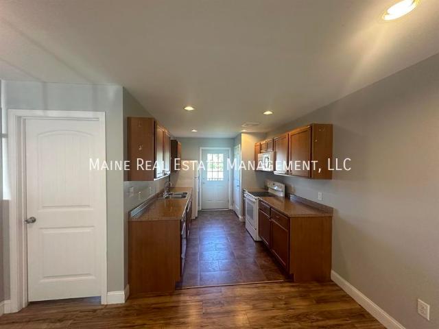 4 BR, 3 BA Apartment 33 Basketball Ct, Bangor, ME 04401
