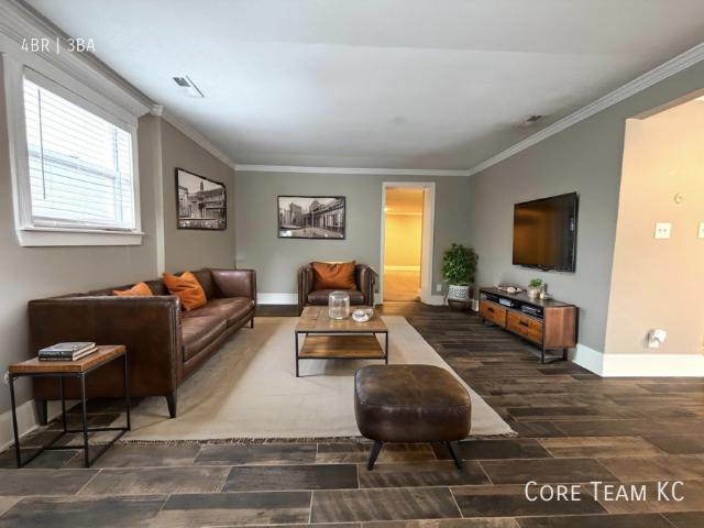 4 BR, 3 BA Apartment 4427 Holly Street, Kansas City, MO 64111