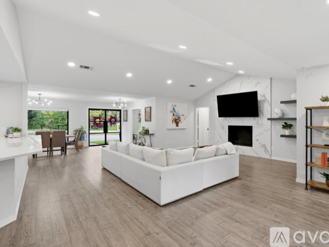 4 BR, 3 BA Apartment 412 East Northgate Drive, Irving, TX 75062
