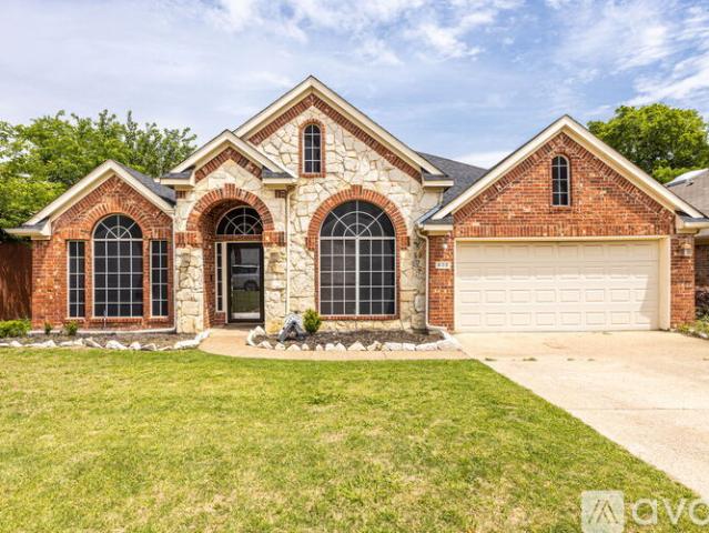 4 BR, 3 BA Apartment 608 Laura Lane, Grand Prairie, TX 75052