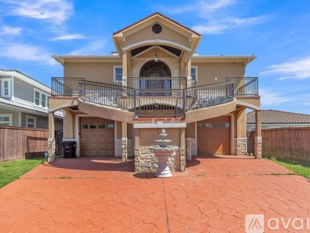 4 BR, 3 BA Apartment 615 29th St, Dickinson, TX 77539