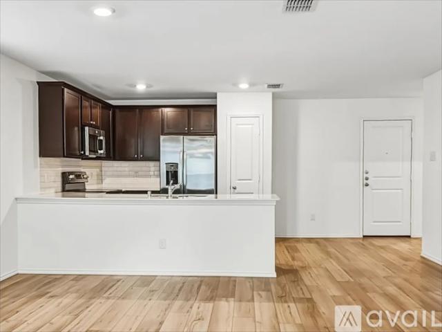 4 BR, 3 BA Apartment 637 North Lyle Avenue, Elgin, IL 60123