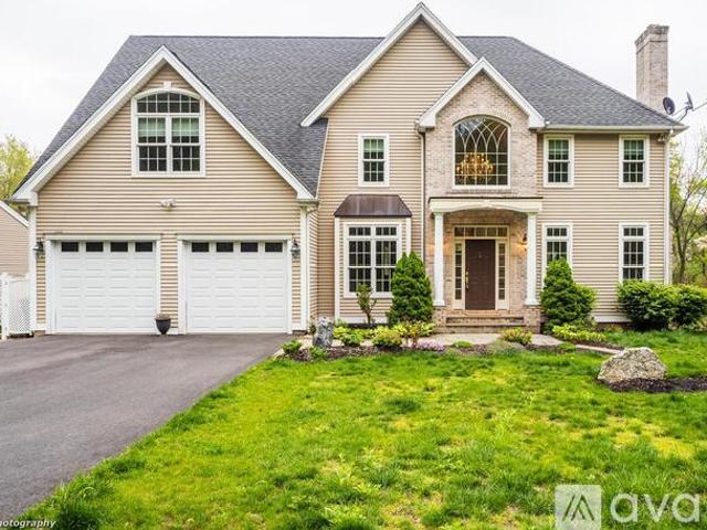 4 BR, 2.5 BA Apartment 6 Romano Court, Farmington, CT 06032
