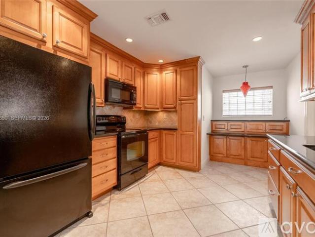 4 BR, 3 BA Apartment 947 Lincoln St, Hollywood, FL 33019
