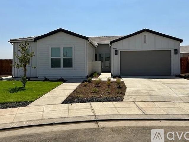4 BR, 3 BA Apartment 950 Wayfarer Lane West, Madera, CA 93636