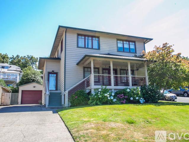 4 BR, 3 BA Apartment 923 Cascade Ave, Hood River, OR 97031