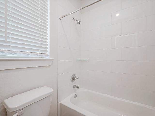 4 BR, 3 BA in Dellrose
