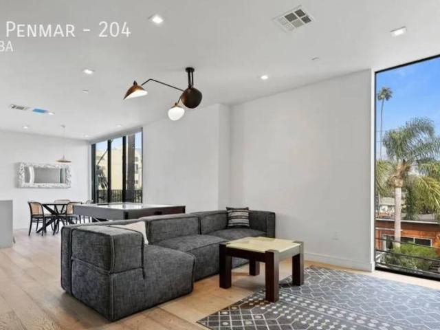 4 BR, 4.5 BA Apartment 2432 Penmar Ave, Venice, CA 90291