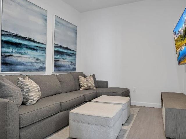4 Br, 4 bath, Townhouse/Brownstone/RowHouse 348 Famagusta Dr
