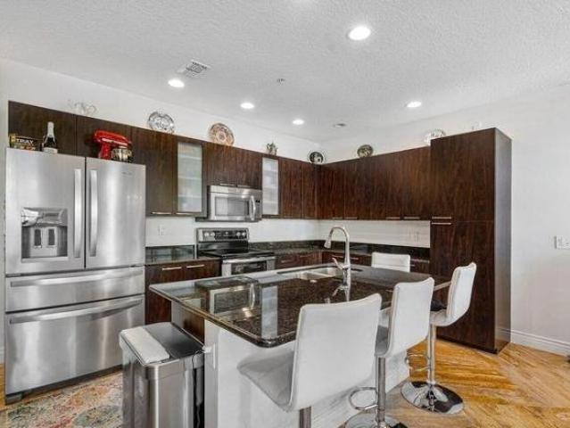 4 Br, 4 bath, Townhouse/Brownstone/RowHouse 4930 NW 15th Avenue