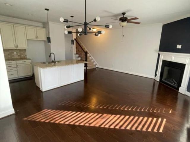 4 Br, 4 bath, Townhouse/Brownstone/RowHouse 748 Carolina Ave