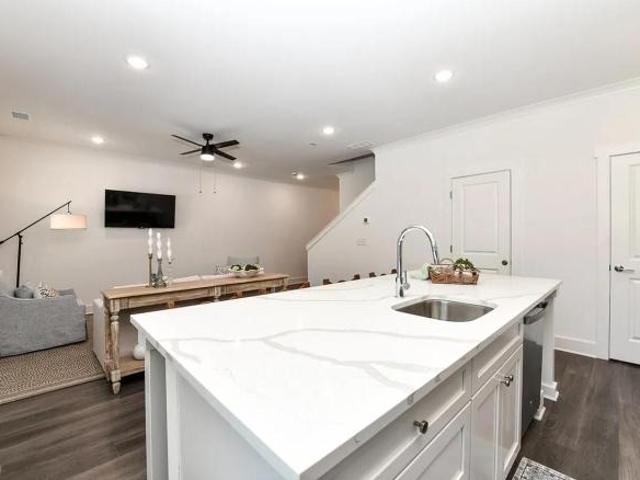4 Br, 4 bath, Apartment 5505 Southwood Rd