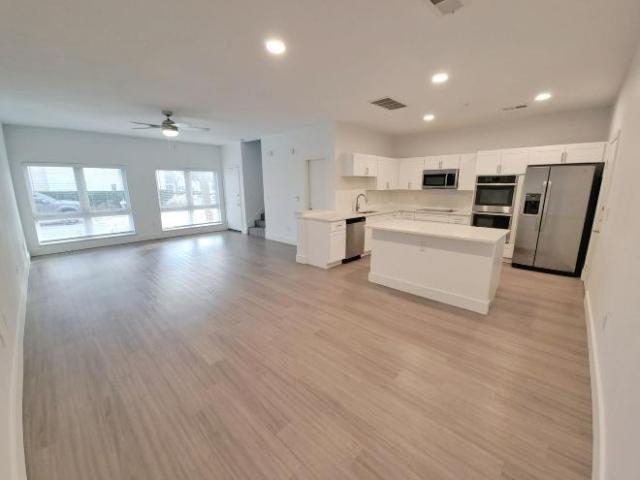 4 Br, 4 bath, Condo 7700 Greenway Blvd