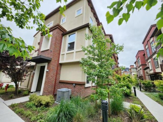 4 Br, 4 bath, Single Family Home 1025 Gabbiano Ln