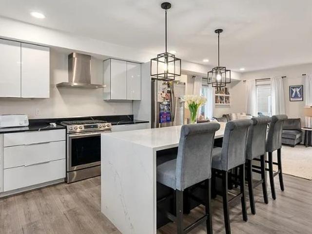 4 Br, 4 bath, Single Family 169 W 9th St