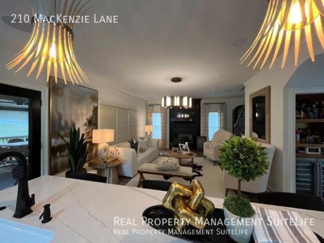 4 Br, 4 bath, Single Family 210 Mackenzie Lane