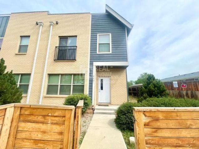 4 Br, 4 bath, Single Family 4441 E Jewell Ave