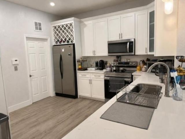 4 Br, 4 bath, Single Family 5813 Eagle Cay Lane