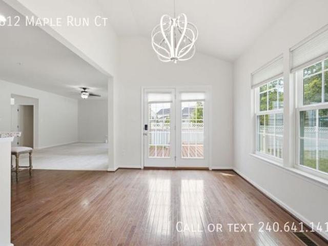 4 Br, 4 bath, Single Family 7812 Maple Run Ct