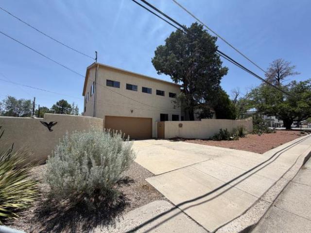 4 Br, 4 bath, Single Family 700 Solano Dr SE