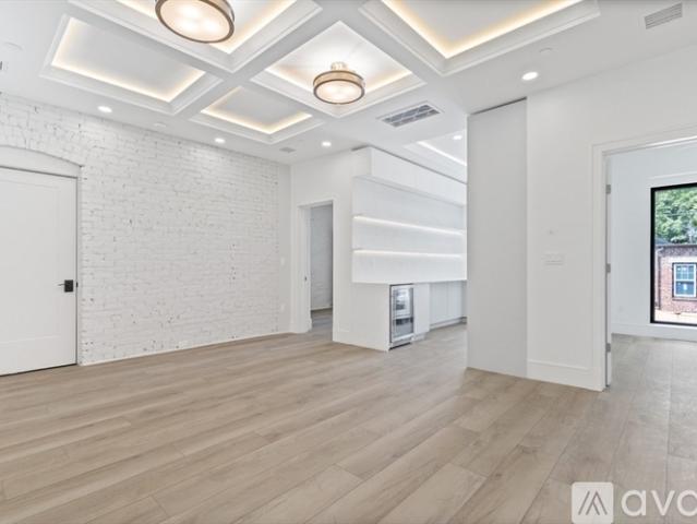 4 BR, 4 BA Apartment 1578 Beacon St, Unit 2, Brookline, MA 02446