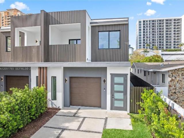 4 Br, 5 bath, Townhouse/Brownstone/RowHouse 3189 SW 23rd St
