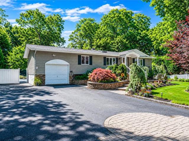 4 Cabin Ln, East Setauket, NY 11733