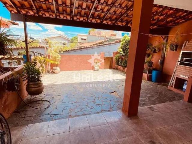 4 casas e 3 lojas apenas 830.000 Nova Vista Belo Horizonte