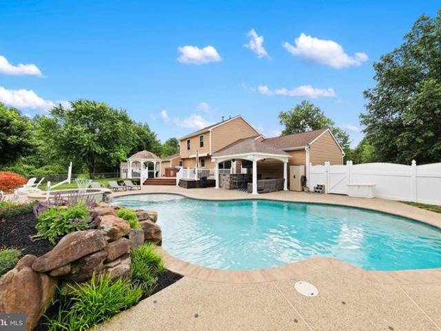 4 Castle Ct, Bordentown, NJ 08620