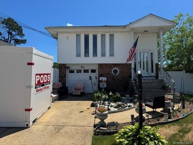 4 Cedar St, Massapequa, NY 11758