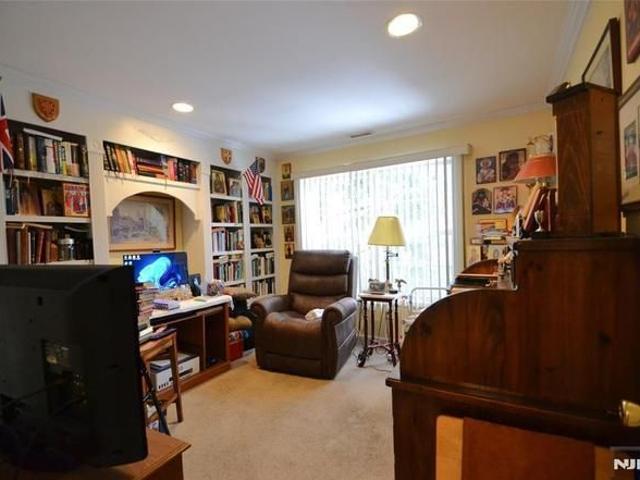4 Chanda Ct, Cifton, USA, NJ
