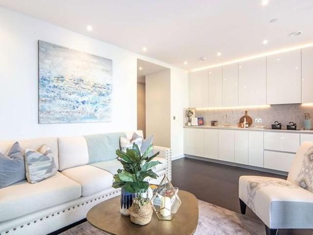 4 Charles Clowes Walk, London SW11 2 bed flat to rent £4,528 pcm £1,045 pw