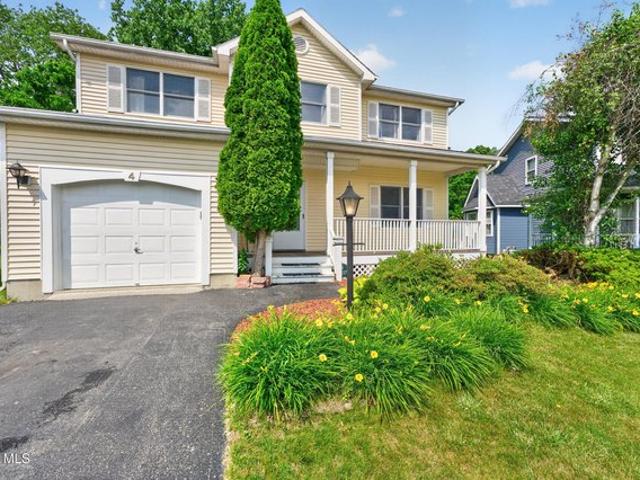 4 Cheshire Ct, Albany, NY 12209
