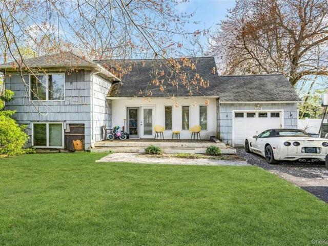 4 Clearbrook Dr, Smithtown, NY 11787